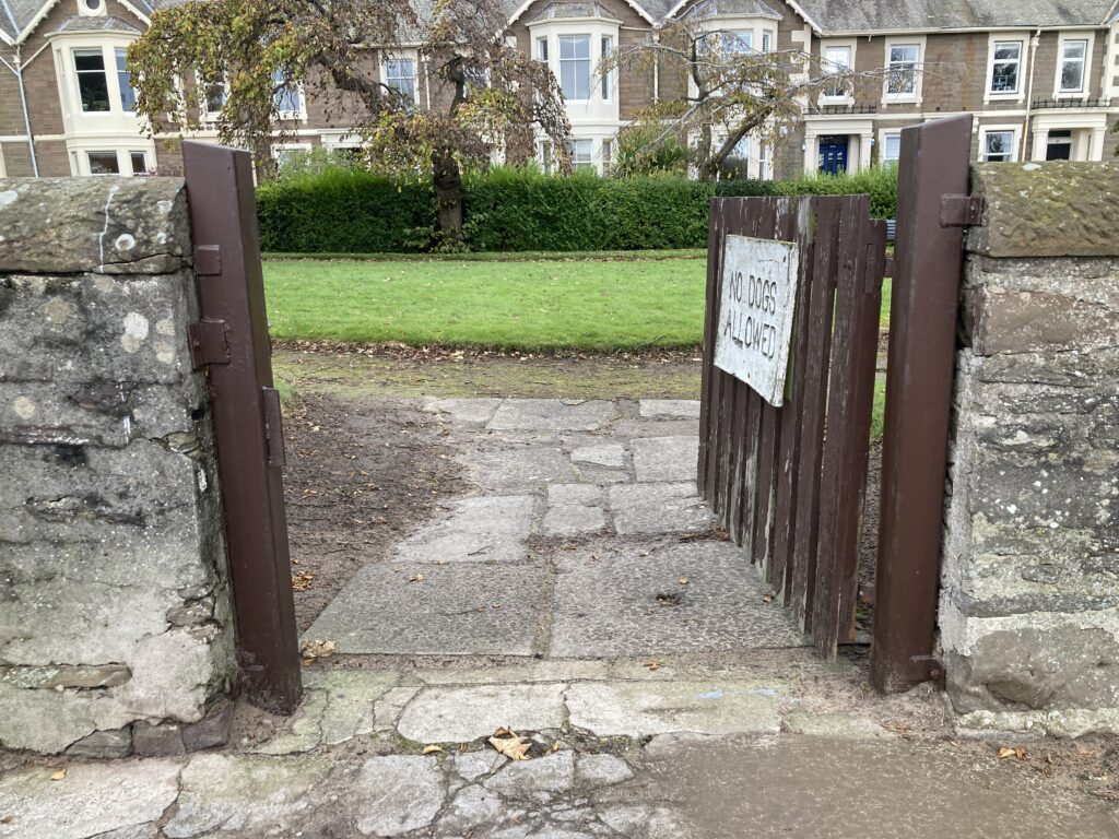 castle-terrace-old-gates ⋆ Louise KirbyLouise Kirby